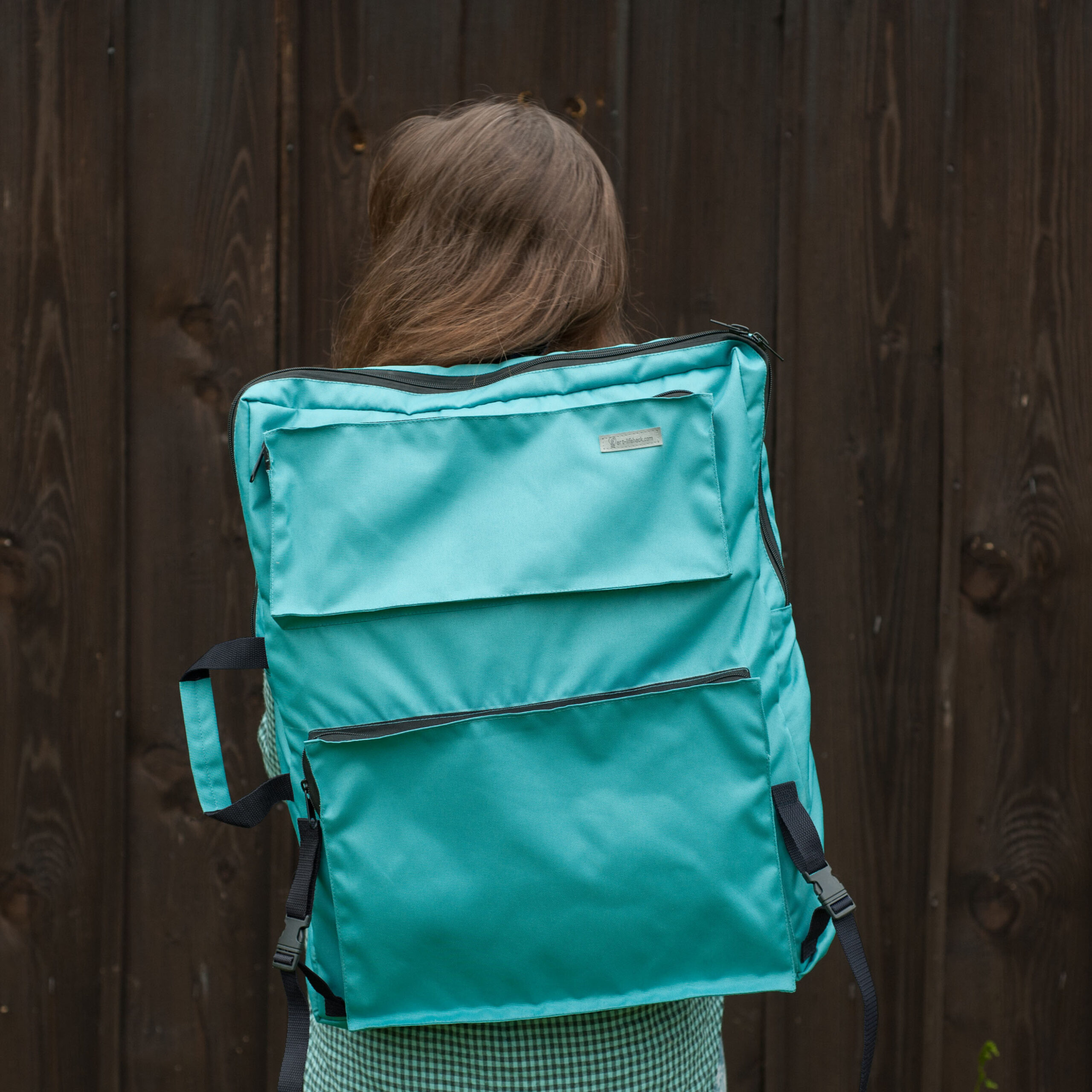 Plein air backpack. Middle – art-lifehack